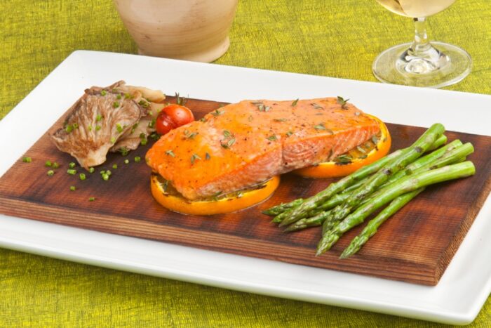 Saumon royal sur planche de cèdre au jus d'orange de la Floride | FDOC ...