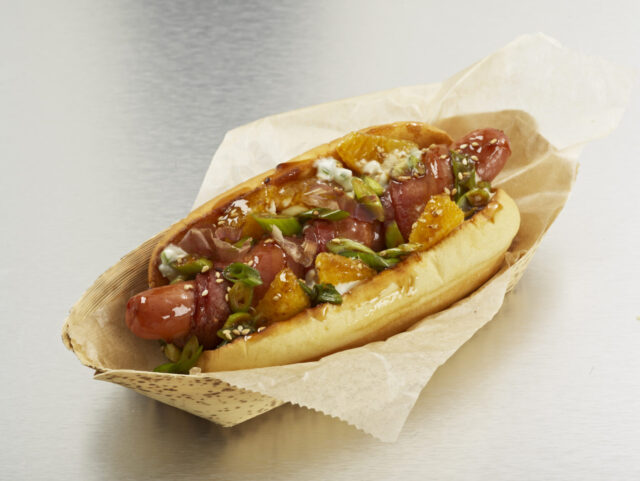 Dogzilla : hot-dogs japonais avec sauce tonkatsu aux agrumes de la ...